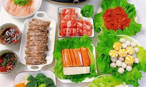 Khi ăn lẩu tại sao trên đĩa luôn được lót một lớp rau sống có thể ăn
