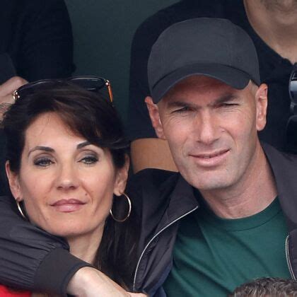 PHOTO Véronique la femme de Zinédine Zidane vacances en bikini avec