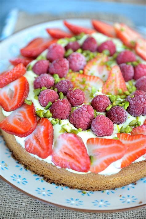 Tarte aux fraises framboises sur palet breton crème pistache