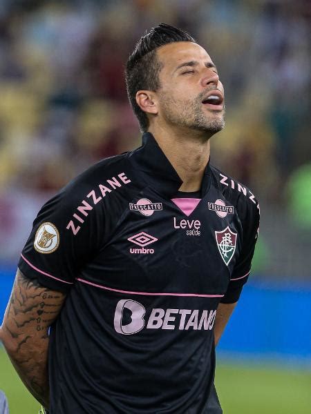 Fluminense anuncia a renovação de contrato o goleiro Fábio