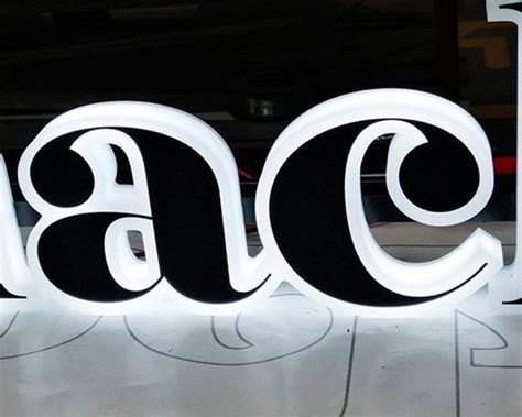 Guía sobre las letras corpóreas iluminadas y retroiluminadas