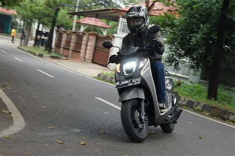 Foto Begini Teknik Pengereman Motor Matik Yang Benar