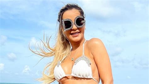 Deolane Bezerra Aparece Bumbum Gigante E Internautas Apontam