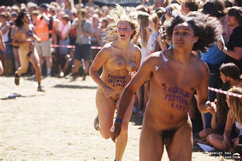 Roskilde Festival In D Nemark Bilder Vom Nackt Lauf Fkk Fotos Tips