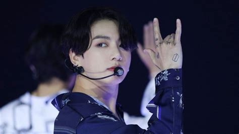 BTS Jungkook ENAMORA a ARMY con un 8 pack en el abdomen por qué es