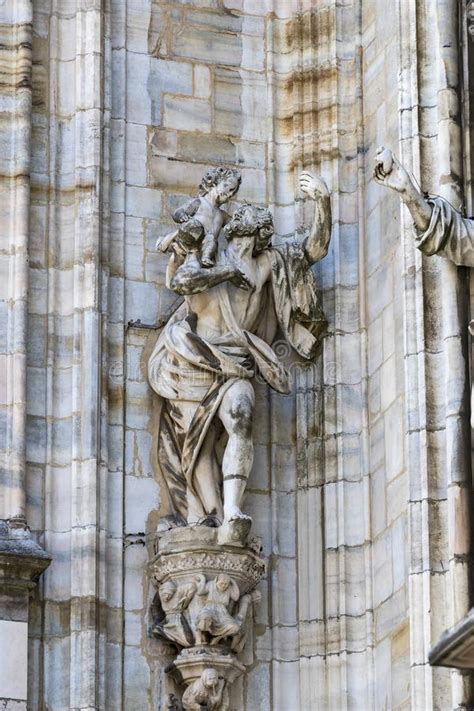 Las Esculturas De Los Santos Y De Los M Rtires Que Adornan La Catedral