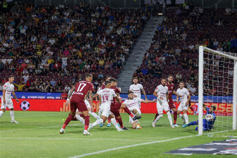 CFR Cluj a fost învinsă de Rapid după două decizii controversate ale
