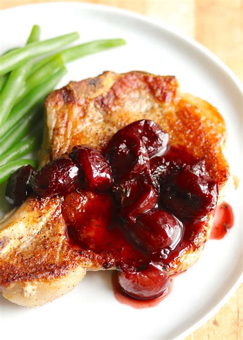 Côtelettes de porc avec sauce aux cerises