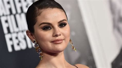 Por qué es un éxito Rare Beauty la marca de belleza de Selena Gómez