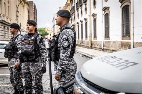 Pmerj On Twitter Policiais Do Recom Est O Posicionados Em Frente