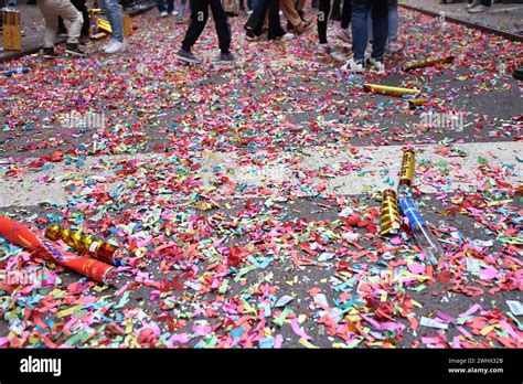 Le désordre laissé par les gens après la célébration du nouvel an