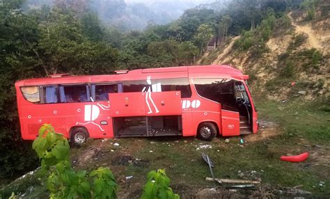 Autobús de pasajeros ADO cae a barranco en Hidalgo hay 18 lesionados