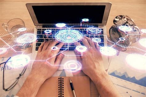 Dupla exposição das mãos do homem digitando no teclado do computador e