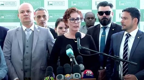 Carla Zambelli é intimada pela PF para depor sobre contratação de hacker