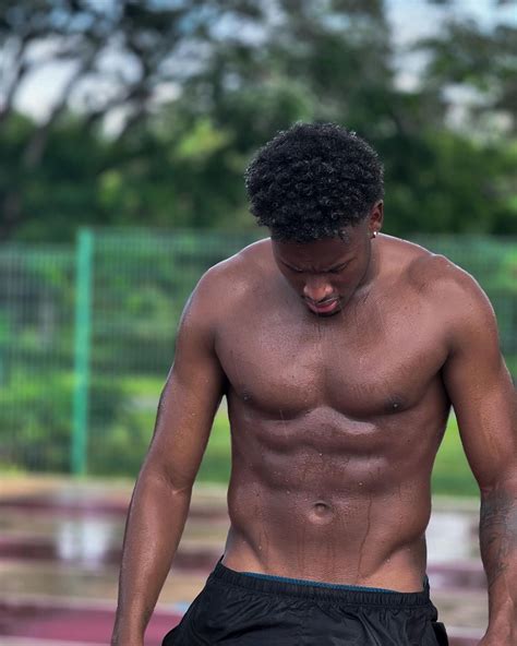 Paulo André posa sem camisa e exibe tanquinho durante treino