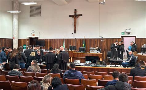 Júri de delegado acusado de matar esposa e enteada entra no terceiro dia
