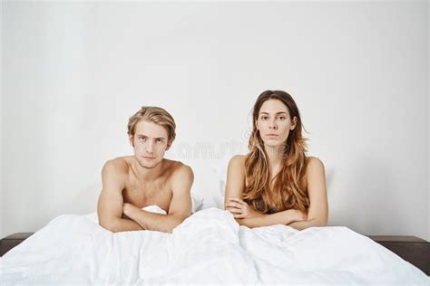 Tiro Do Quarto Dos Pares Que Sentam Se Na Cobertura Inferior Despida Da