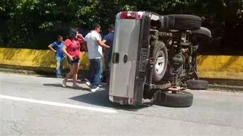 Carro tomba após motorista perder o controle na Mogi Bertioga Mogi