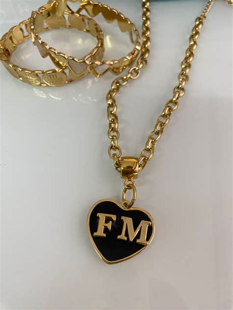 COLAR CORAÇÃO BLACK LOVE INICIAL BANHADO A OURO 18K Maça Rosa