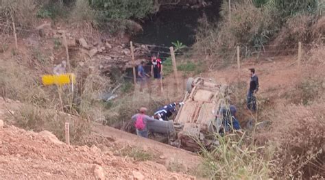Motorista Fica Gravemente Ferido Ap S Capotar Carro E Cair Em