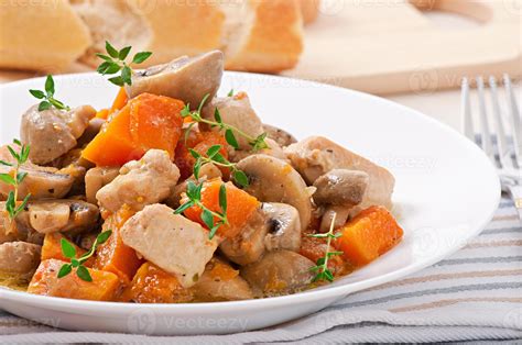 ragoût de poulet aux légumes et champignons dans une sauce à la crème