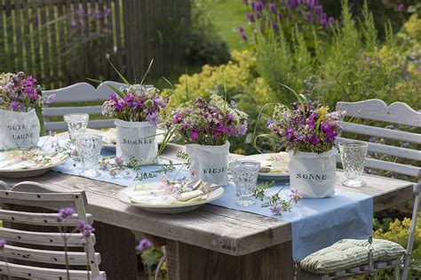 Sommerliche Tischdeko Mit Wiesenblumen Bild Kaufen 12180721