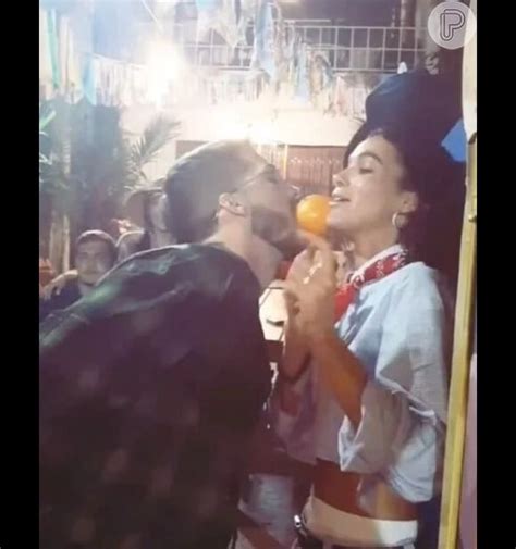 Assumidos Bruna Marquezine surge no colo de João Guilherme em foto e