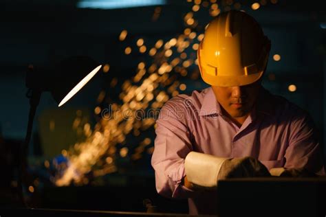 Metalu Pracownik Patrzeje Na Workpiece W Warsztacie Zdj Cie Stock
