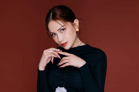 Vẻ ngoài sắc sảo của diễn viên Khả Như ở tuổi 35