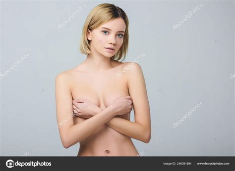 Blonde Fille Nue Couvrant Seins Isolé Sur Gris image libre de droit par