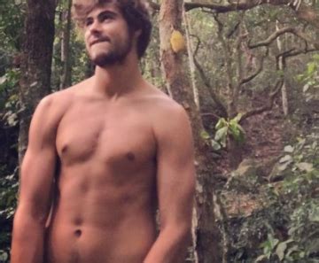 Rafael Vitti posa sem camisa e fãs questionam Pelado