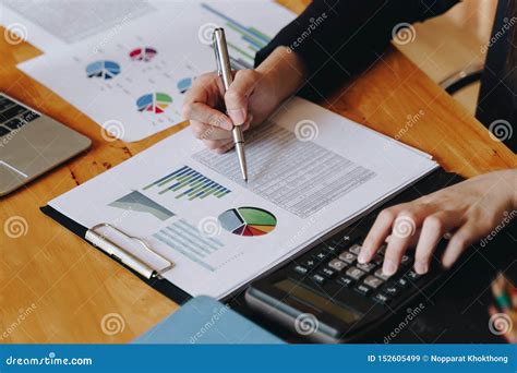 Mulher De Neg Cios Que Trabalha Na Calculadora Para Calcular O Relat