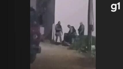 VÍDEO mulher é agredida socos tapas e pontapés por cinco