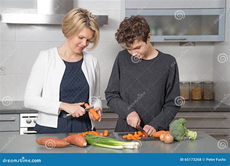 Madre E Hijo En La Cocina Foto De Archivo Imagen De Ayudar 65173268