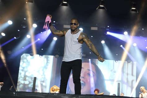 Léo Santana ganha presente ousado de fã durante show no Pará