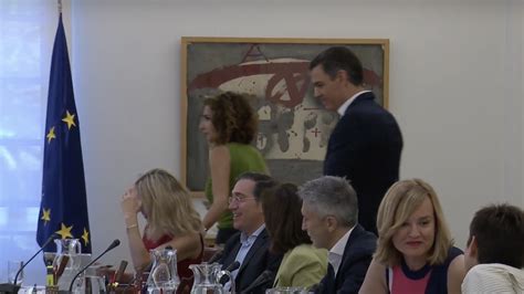 Llega Sánchez al Consejo de Ministros ve a Yolanda Díaz y Twitter se