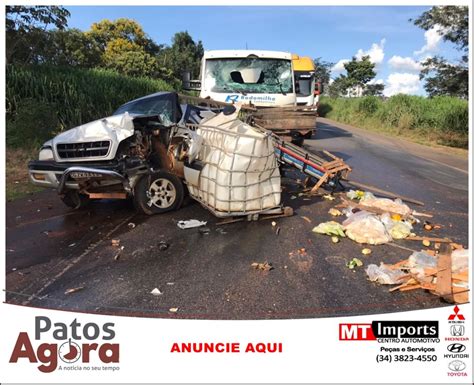 Acidente entre caminhão tanque carreta e dois veículos deixa trânsito