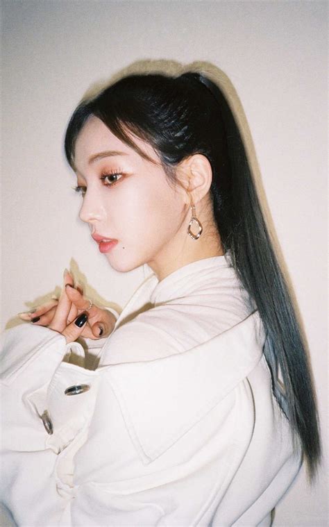 9 Potret Side Profile Memesona Karina Aespa Elegan