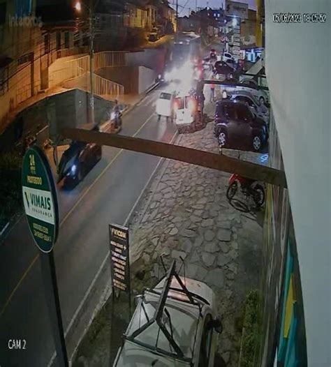 Vídeo Câmera registra momento em que ônibus desgovernado atinge carros