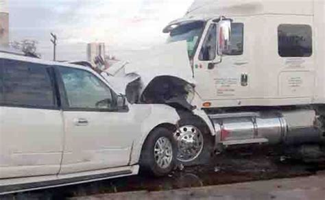 Fatal accidente deja prensada a joven al chocar con tráiler en Cajeme