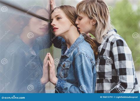 Jeunes Couples Lesbiens Sensuels Embrassant Dehors Image Stock Image