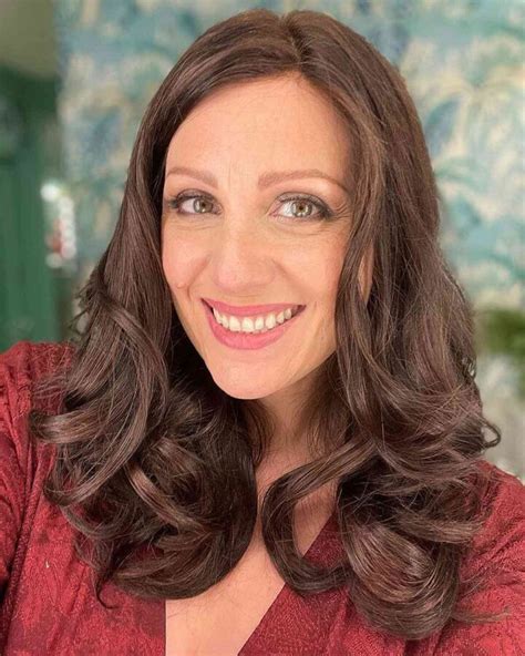 24 Loose Wavy Hair Ideas For A Trendy And Chill Vibe