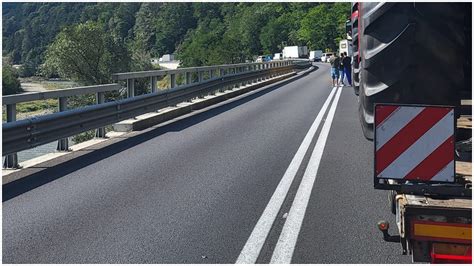 Coșmar pentru șoferi circulația pe Valea Oltului închisă timp de o