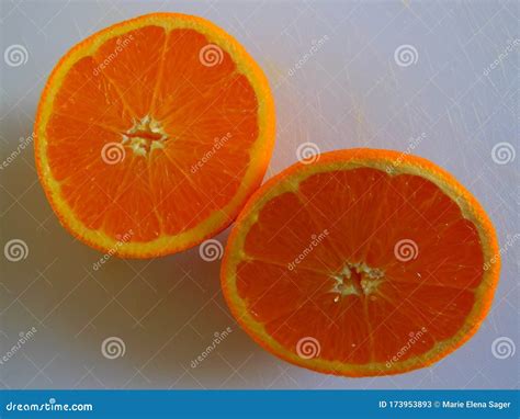 Dos Mitades Jugosas Sanas De Naranjas Imagen De Archivo Imagen De
