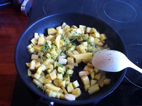 God mad og søde sager Lun fransk salat med stegte kartofler bacon og
