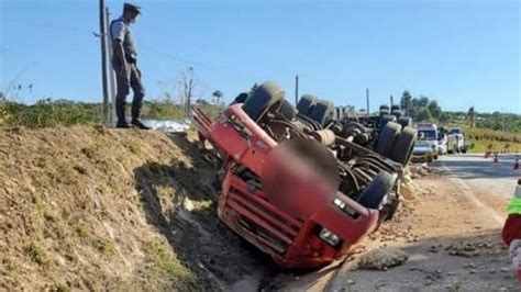 Caminhão carregado batatas tomba e caminhoneiro morre na SP 342