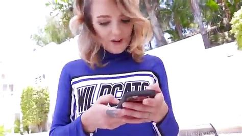 Animadora rubia goza con un pollón negro Canalporno