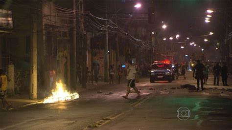 Protesto acaba feridos e dois ônibus incendiados Bom Dia Rio G1