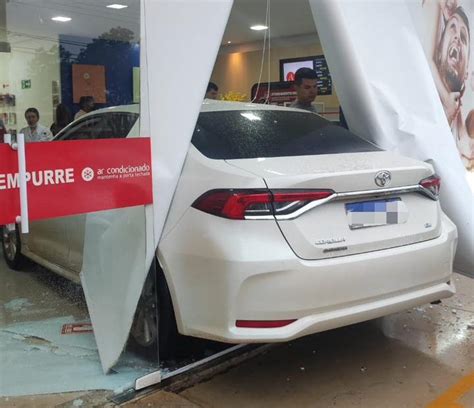 Mulher fica ferida após motorista perder o controle e carro invadir