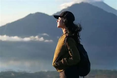 9 Artis Cantik Indonesia Yang Mana Hobi Naik Gunung Artis Indonesia